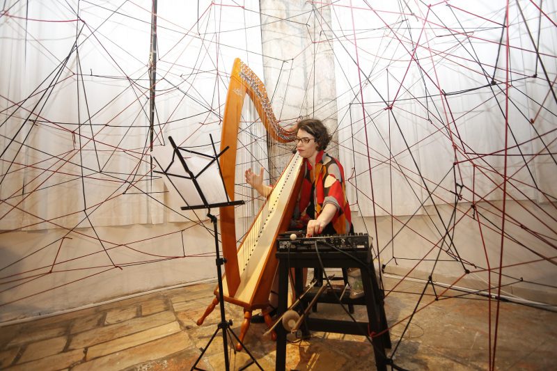 "אוהבים אמנות עושים אמנות." - מוקסיני